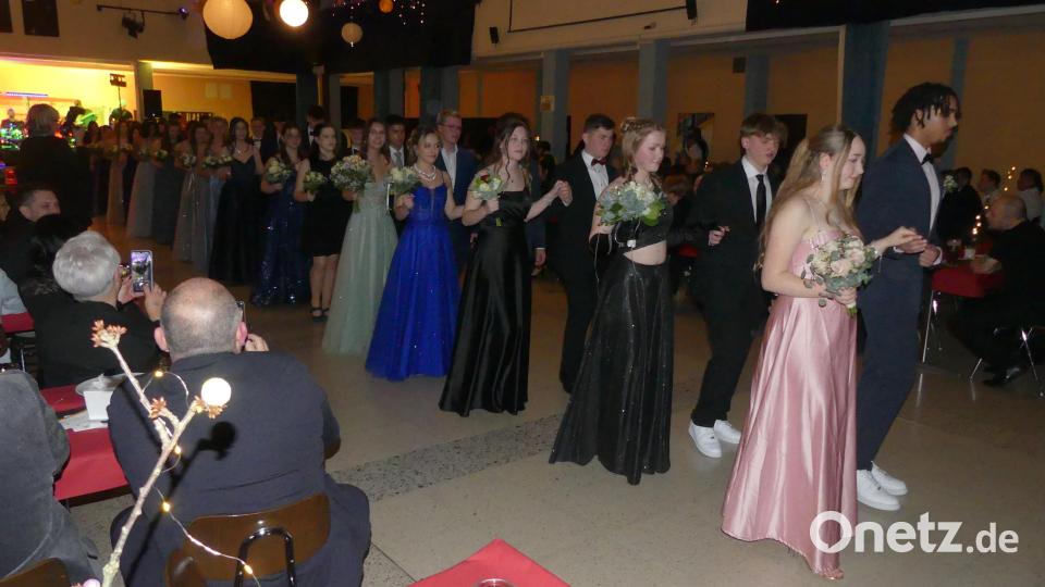 Wirtschafts- und Förderschüler genießen elegante Ballnacht in ...