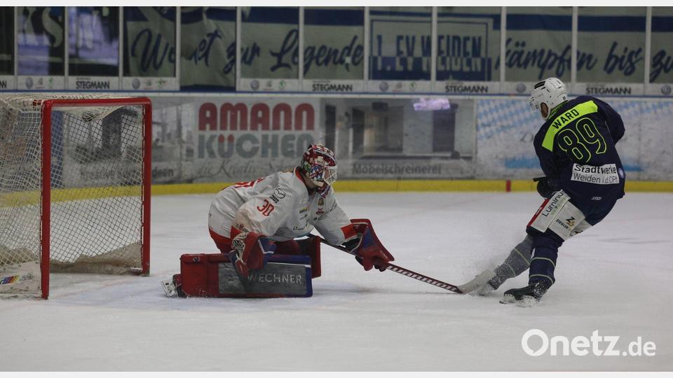 Blue Devils verstehen keinen Spaß: Markus Eberhardt und seine Fausteinlage gegen Peiting | Onetz