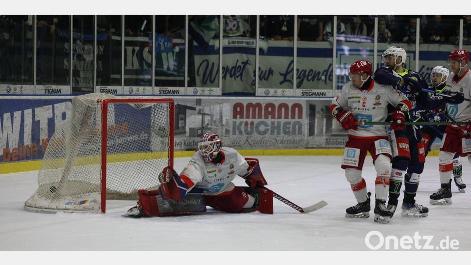 Blue Devils verstehen keinen Spaß: Markus Eberhardt und seine Fausteinlage gegen Peiting | Onetz
