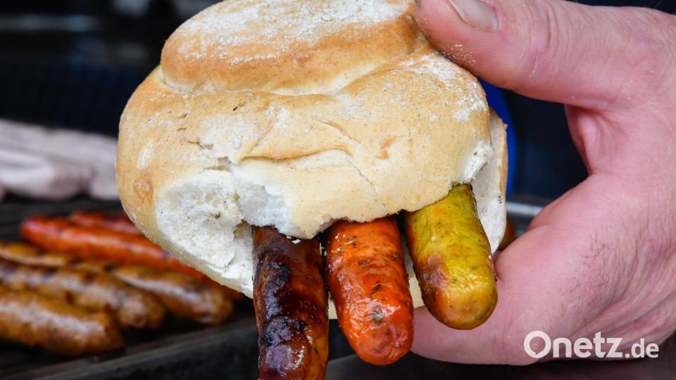 Beim Bergfest in Amberg gibt es Deutschland-Bratwürste in den Farben ...