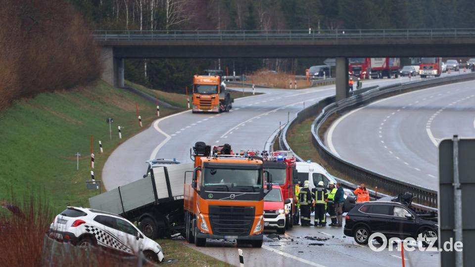 Pkw prallt gegen stehenden Lastwagen - Autofahrer stirbt | Onetz