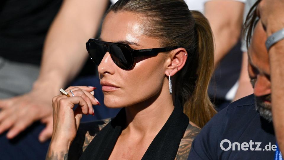 Thomalla schenkt Zverev kleinen Dackel zur Titelparty | Onetz