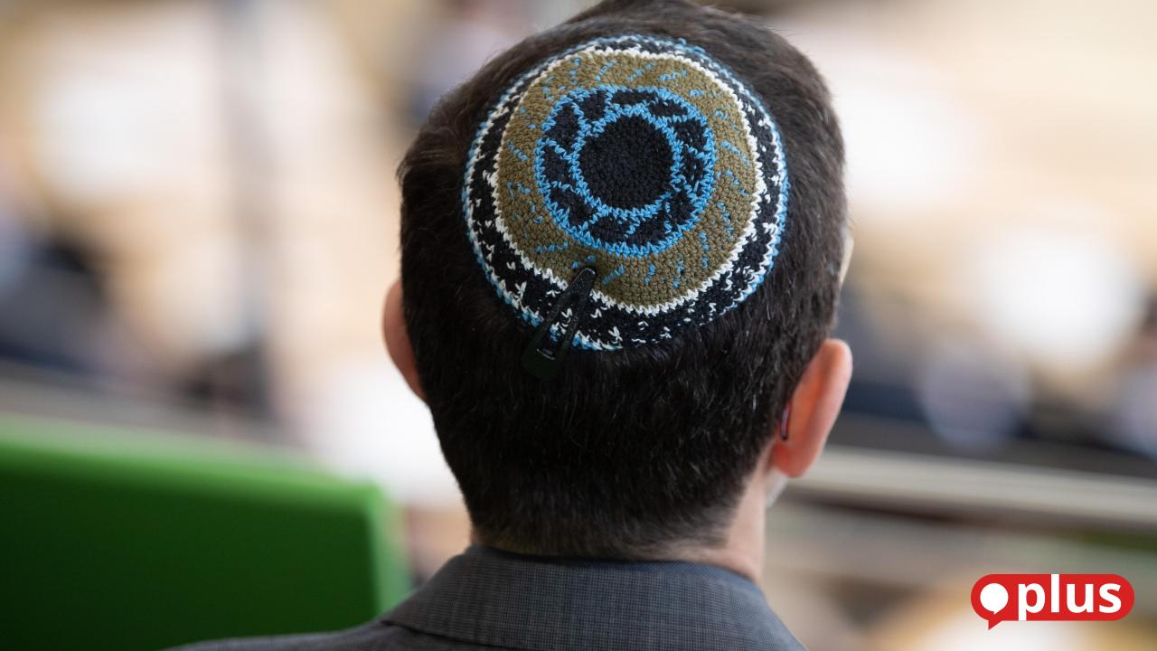 "Wie eine Zielscheibe auf dem Kopf": Amberger Jude nimmt die Kippa wieder ab | Onetz