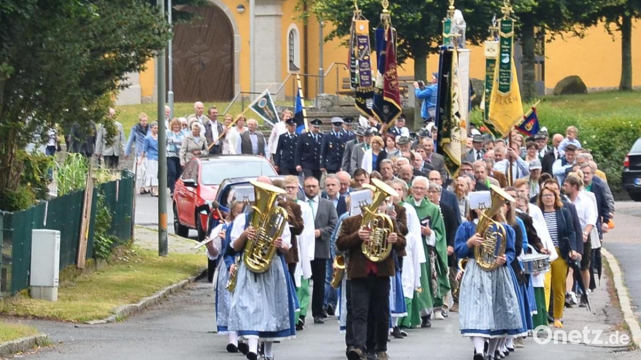 Kirchenzug ins Sportheim | Onetz