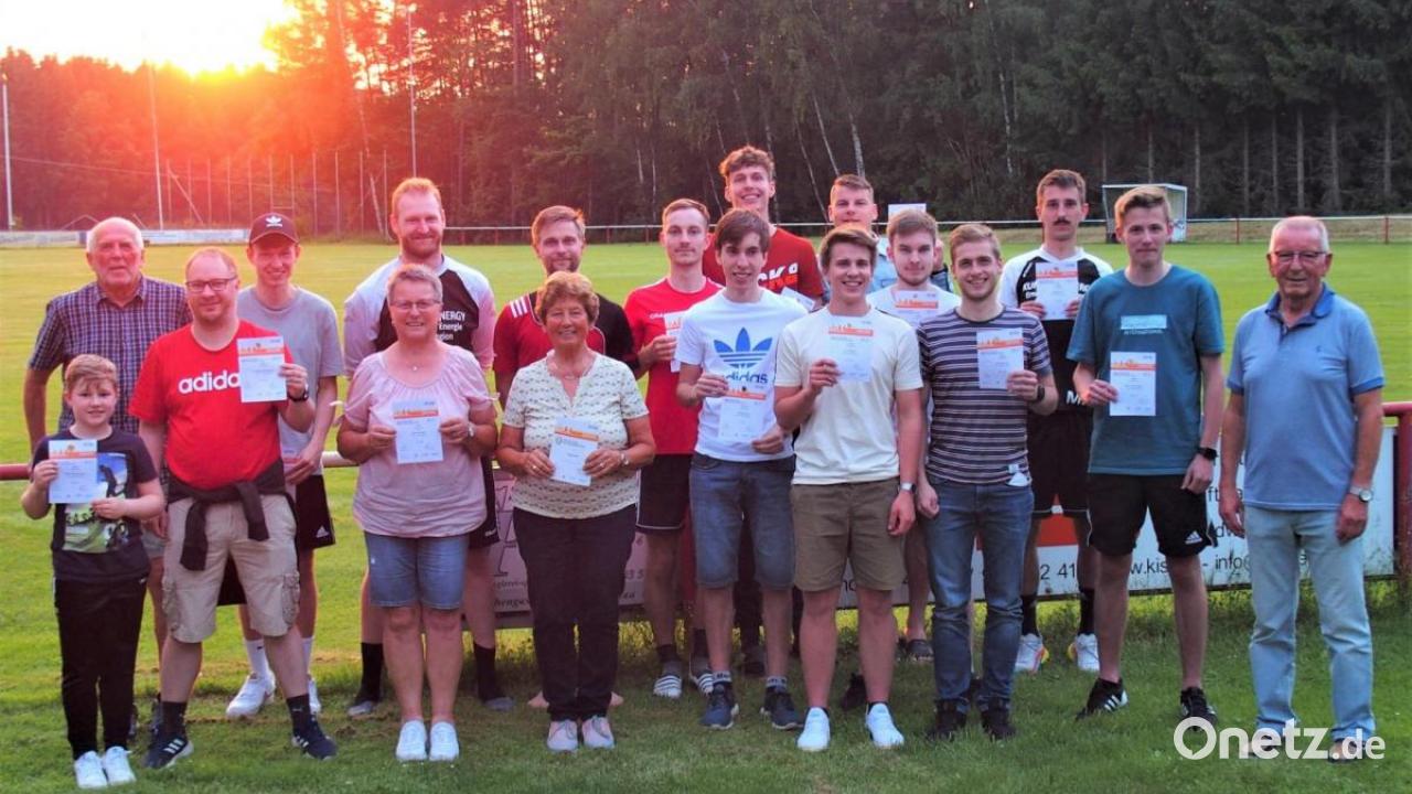 Fußballer von DJK Ehenfeld-Massenricht und TuS/WE Hirschau sind fit | Onetz