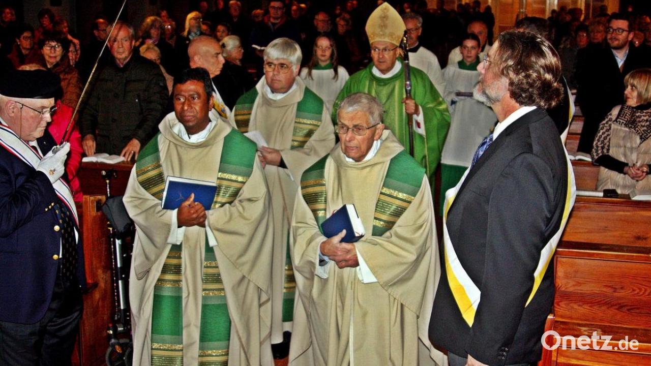 Bischof Rudolf Voderholzer besucht die Pfarrei St. Elisabeth in Weiden | Onetz