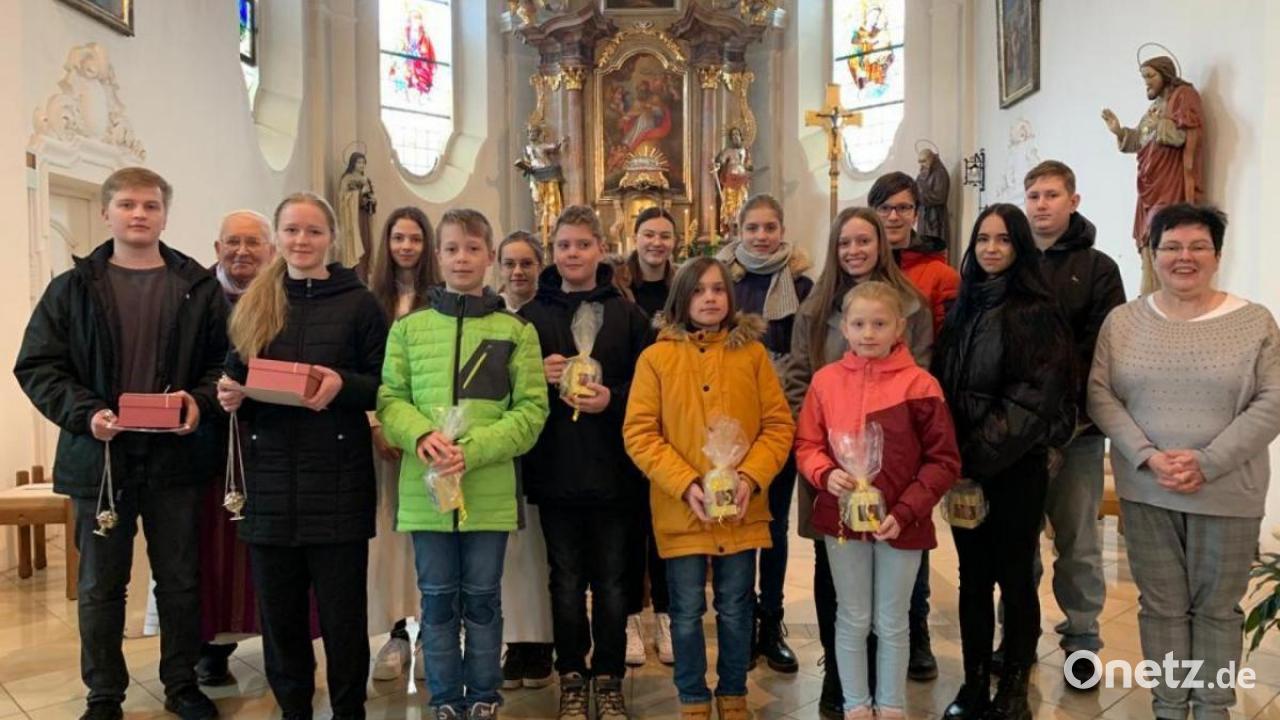 Sieben neue Messdiener am Altar in Roggenstein | Onetz