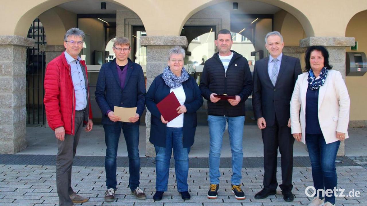 Landratsamt Tirschenreuth: Vier Mitarbeiter feiern 25-jähriges ...