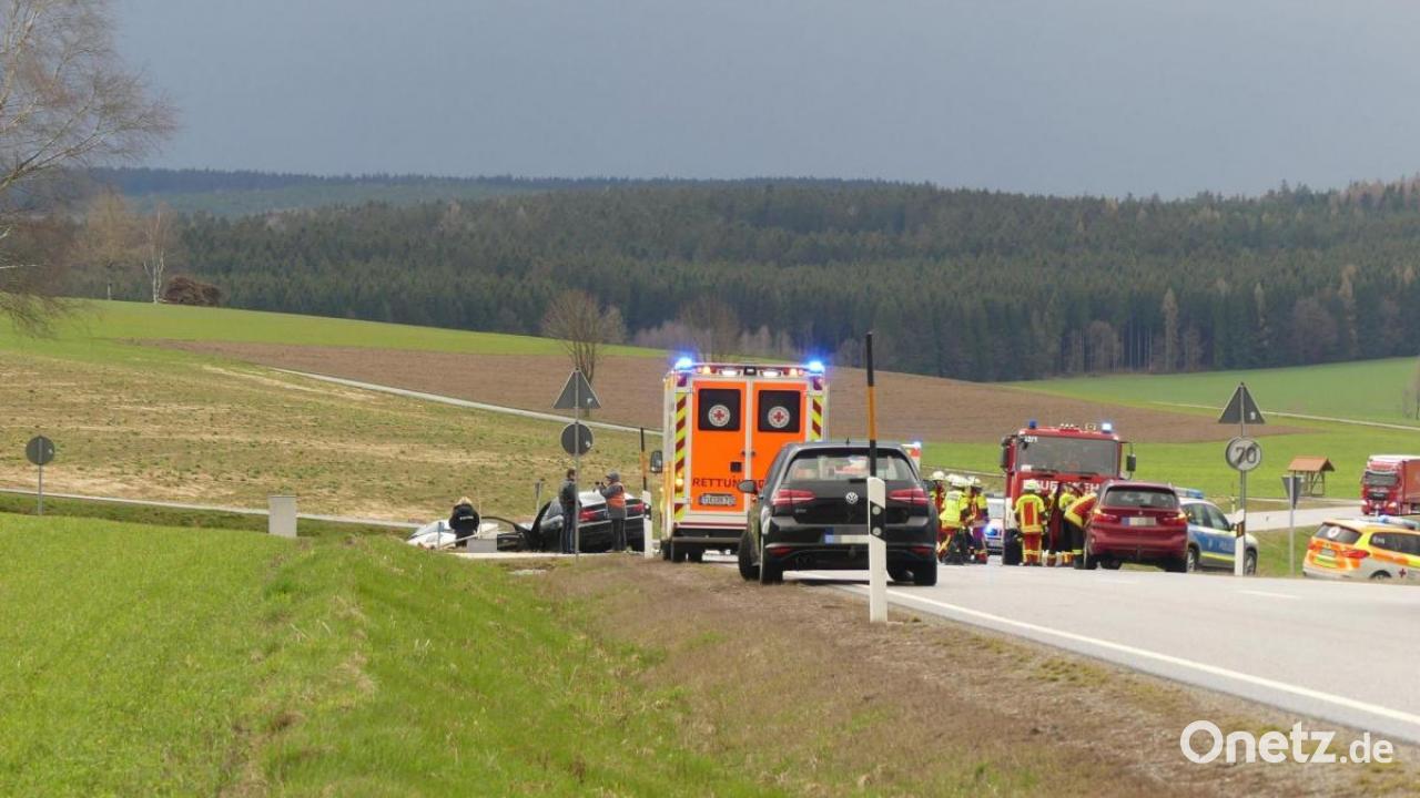 B 22 nach Unfall mehrere Stunden gesperrt - Frau verstorben | Onetz