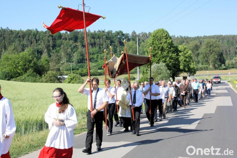 Gläubige ziehen durch die Fluren | Onetz