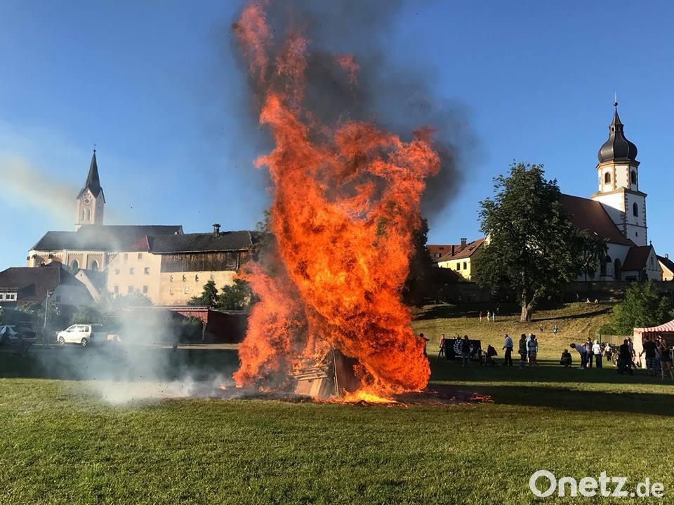 Johannisfeuer trotz Regen ein Besuchermagnet | Onetz